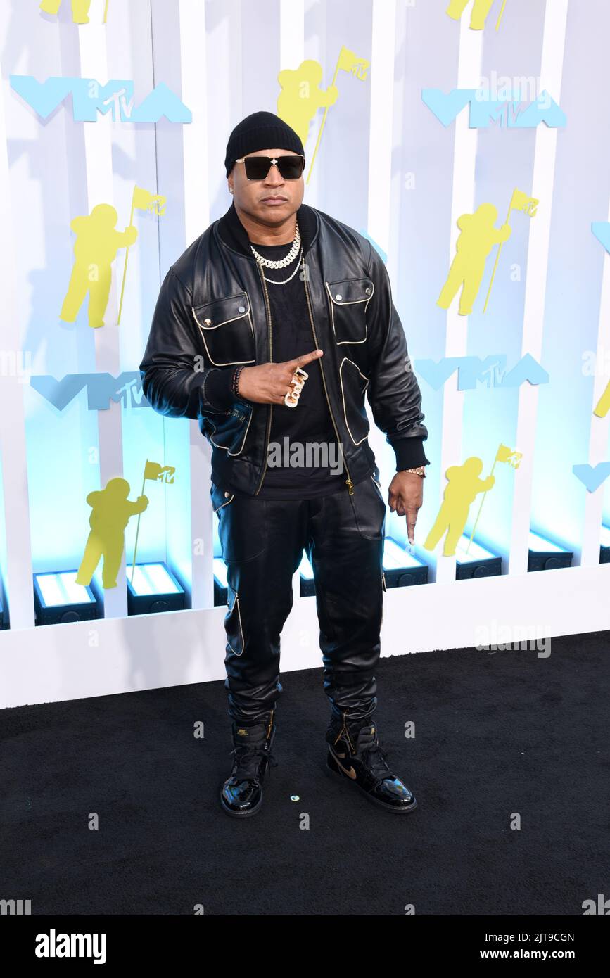 LL Cool J walking on the black carpet at the 2022 MTV Video Music ...