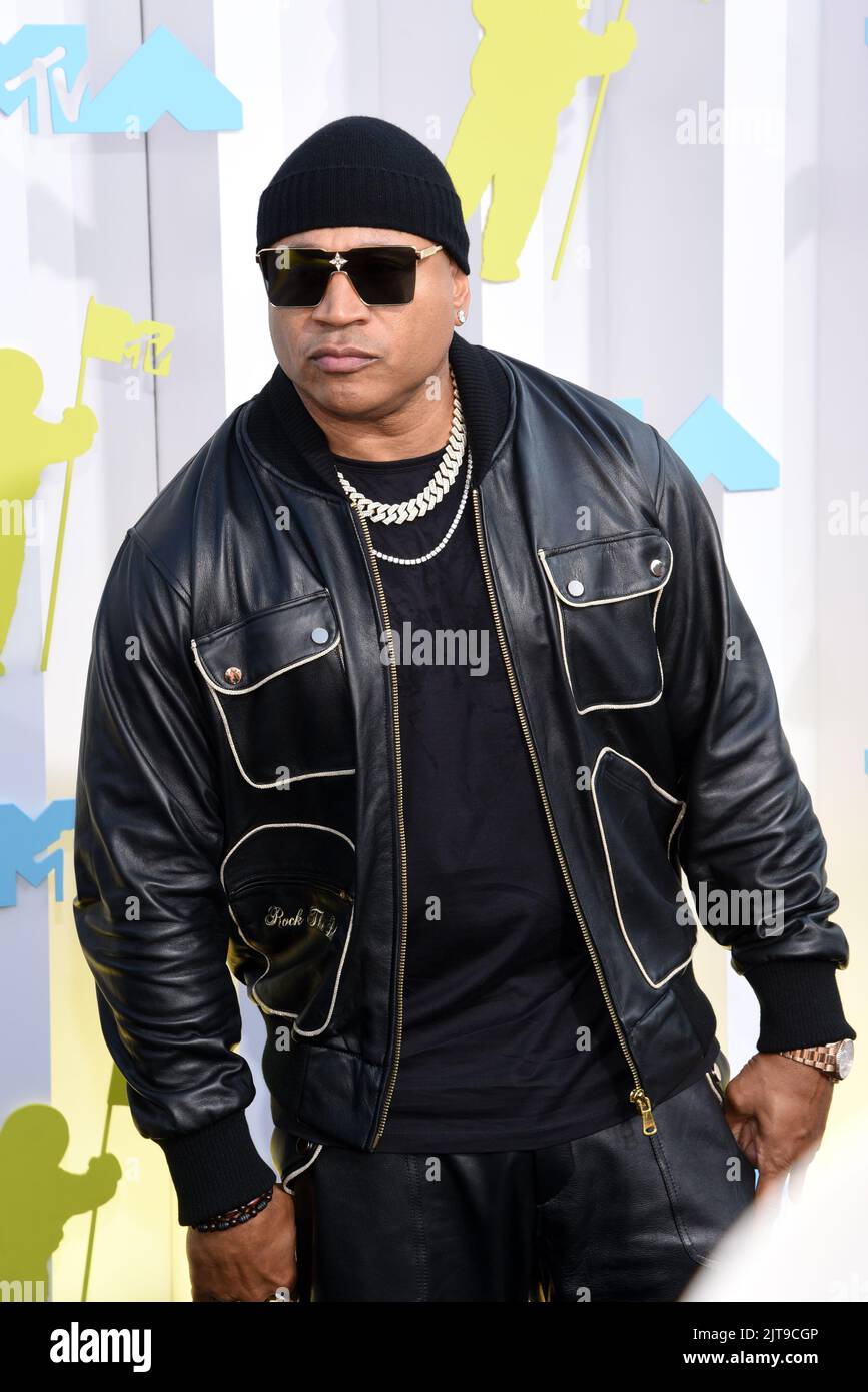 LL Cool J walking on the black carpet at the 2022 MTV Video Music ...