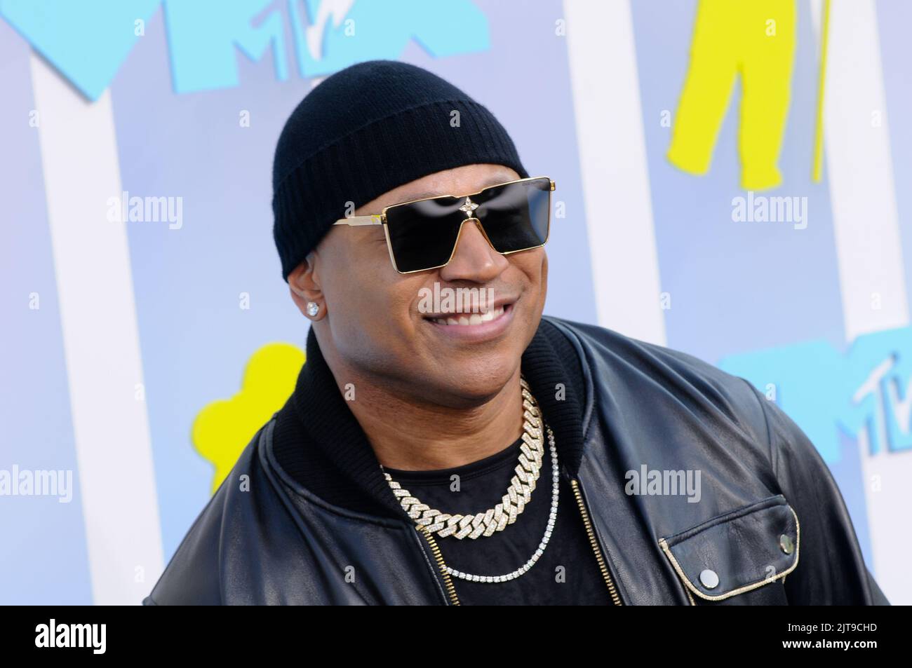 LL Cool J walking on the black carpet at the 2022 MTV Video Music ...