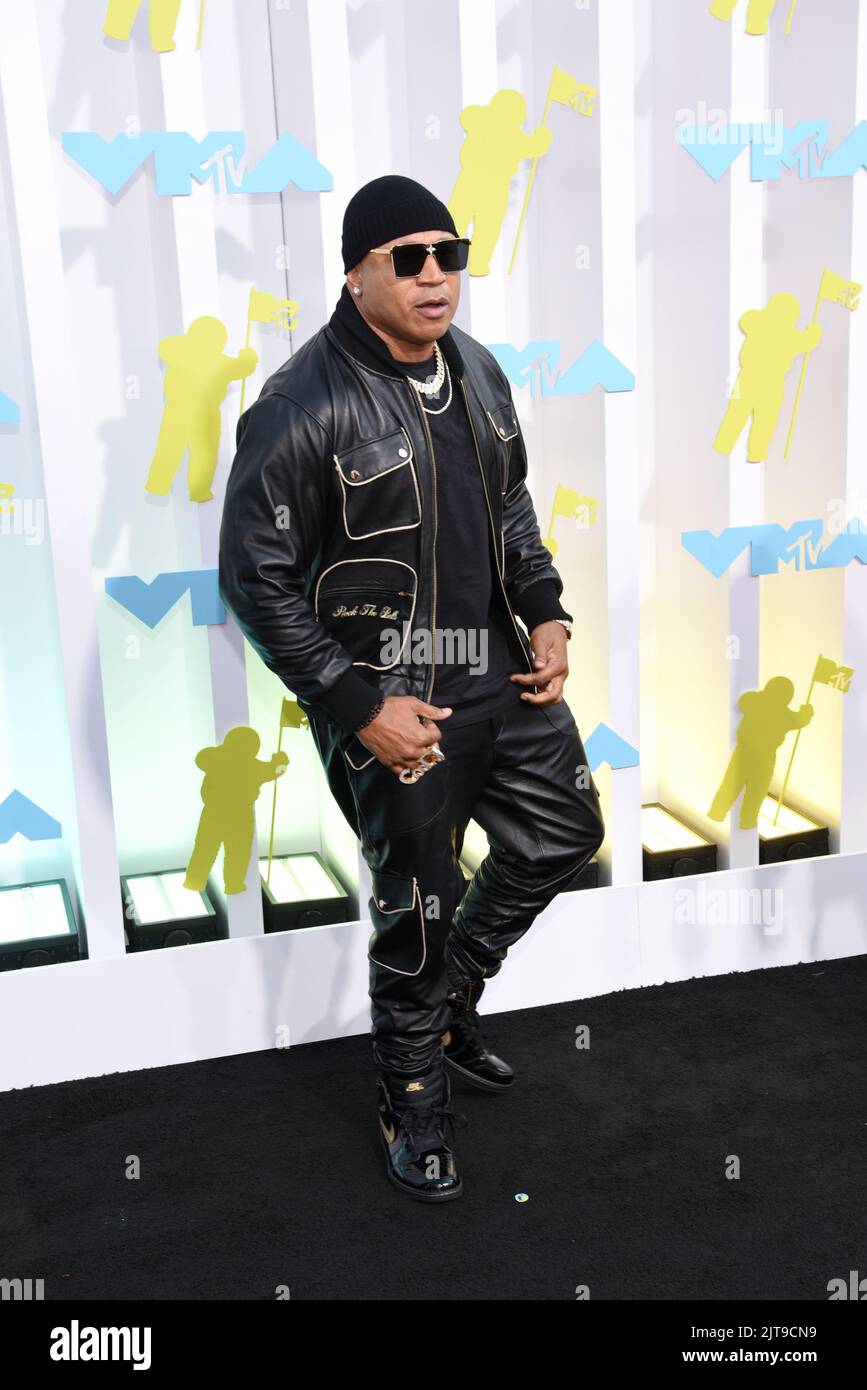 LL Cool J walking on the black carpet at the 2022 MTV Video Music ...