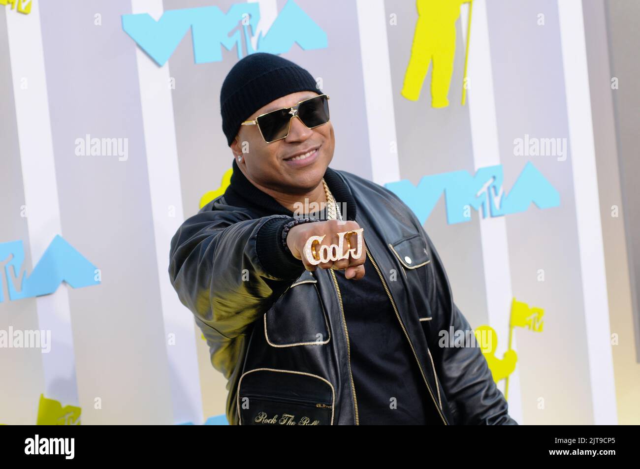 LL Cool J walking on the black carpet at the 2022 MTV Video Music ...