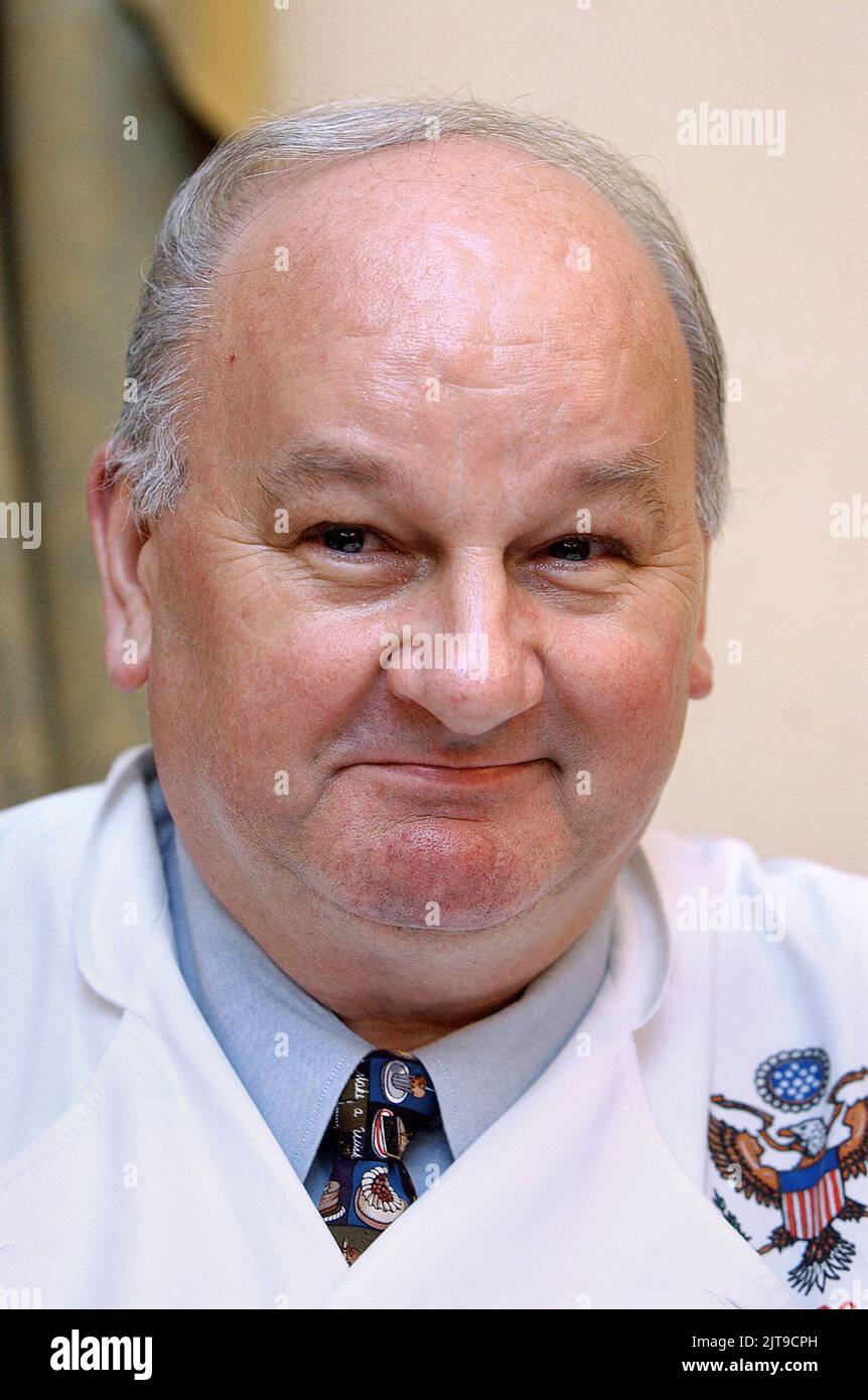 George w bush cooking white house hi-res stock photography and images ...