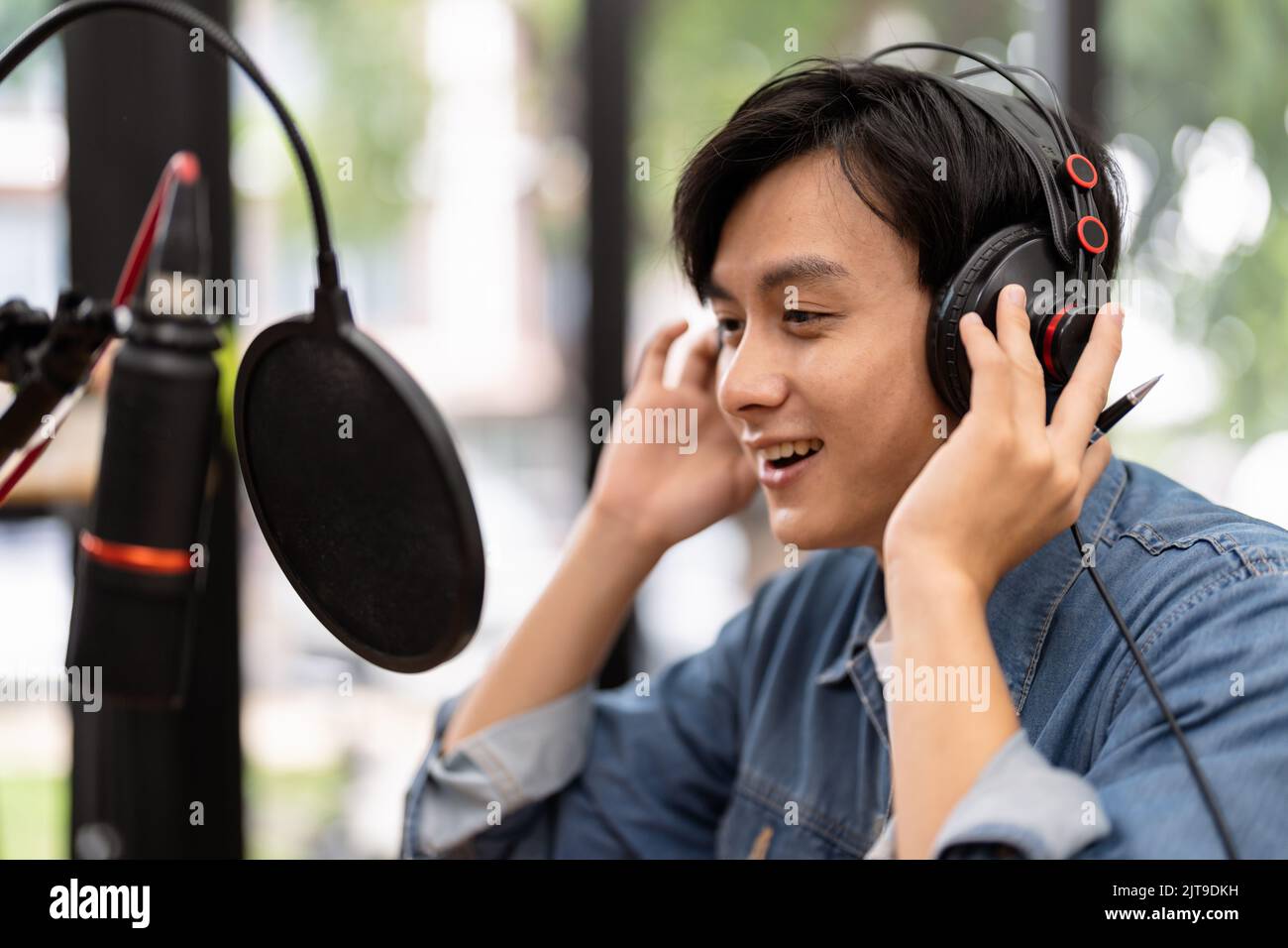 Professional podcasting studio hi-res stock photography and images - Alamy