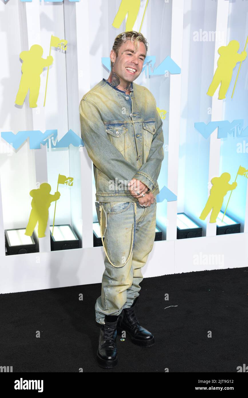 Mod Sun walking on the black carpet at the 2022 MTV Video Music Awards ...