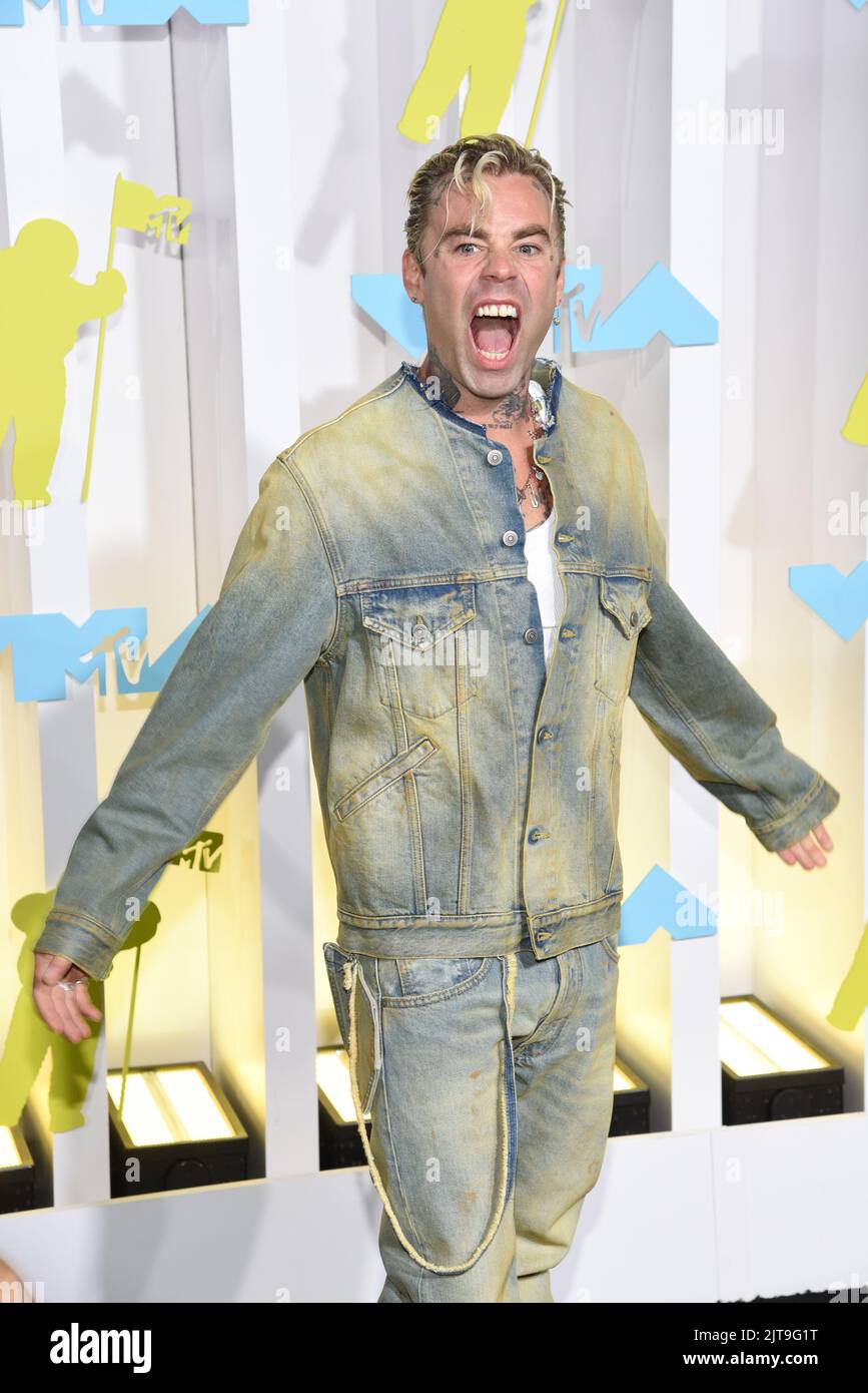 Mod Sun walking on the black carpet at the 2022 MTV Video Music Awards ...