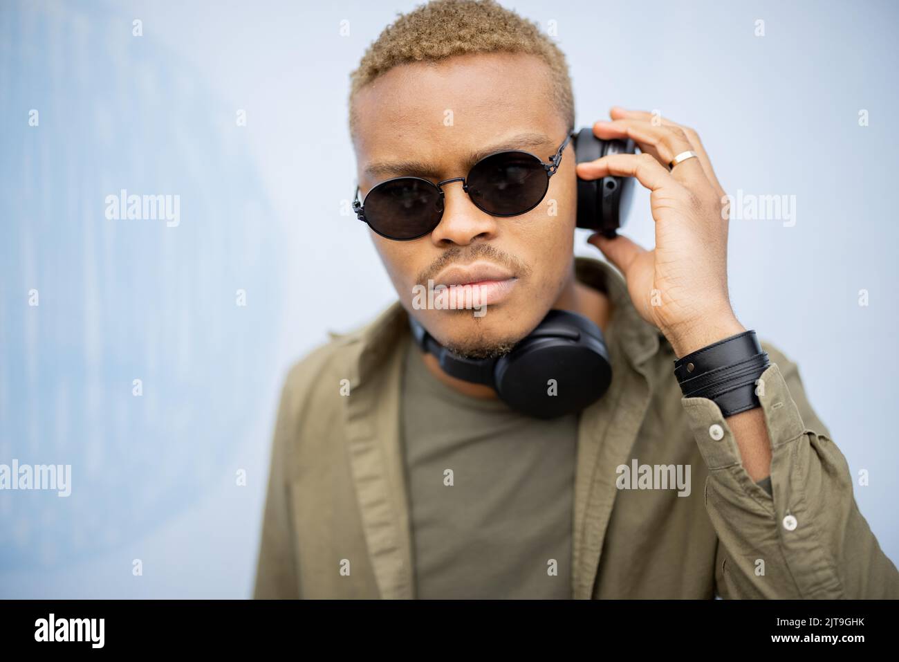 Listen earphones hi-res stock photography and images - Alamy