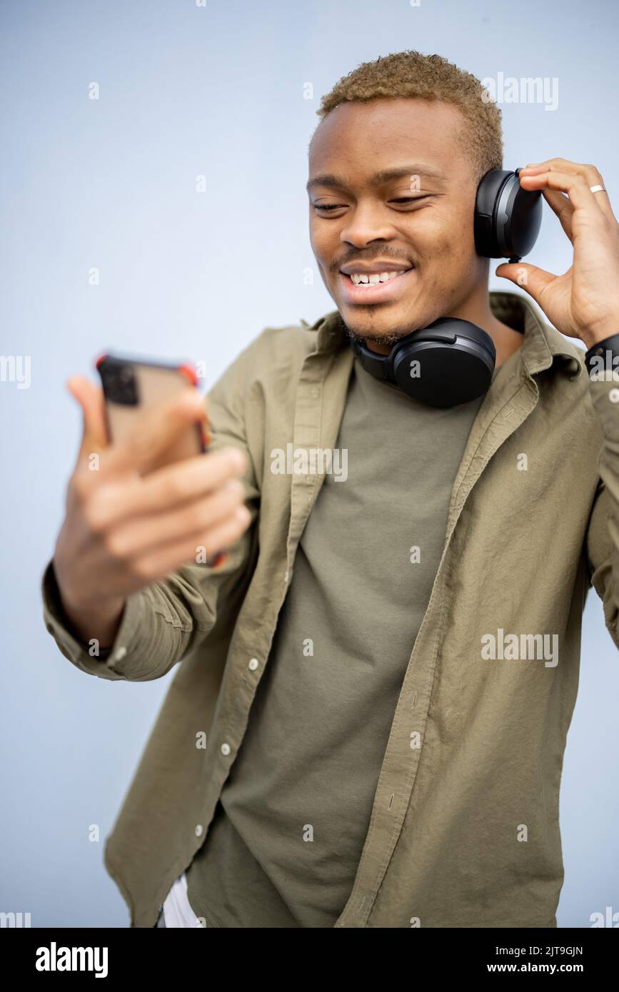 Listen earphones hi-res stock photography and images - Alamy