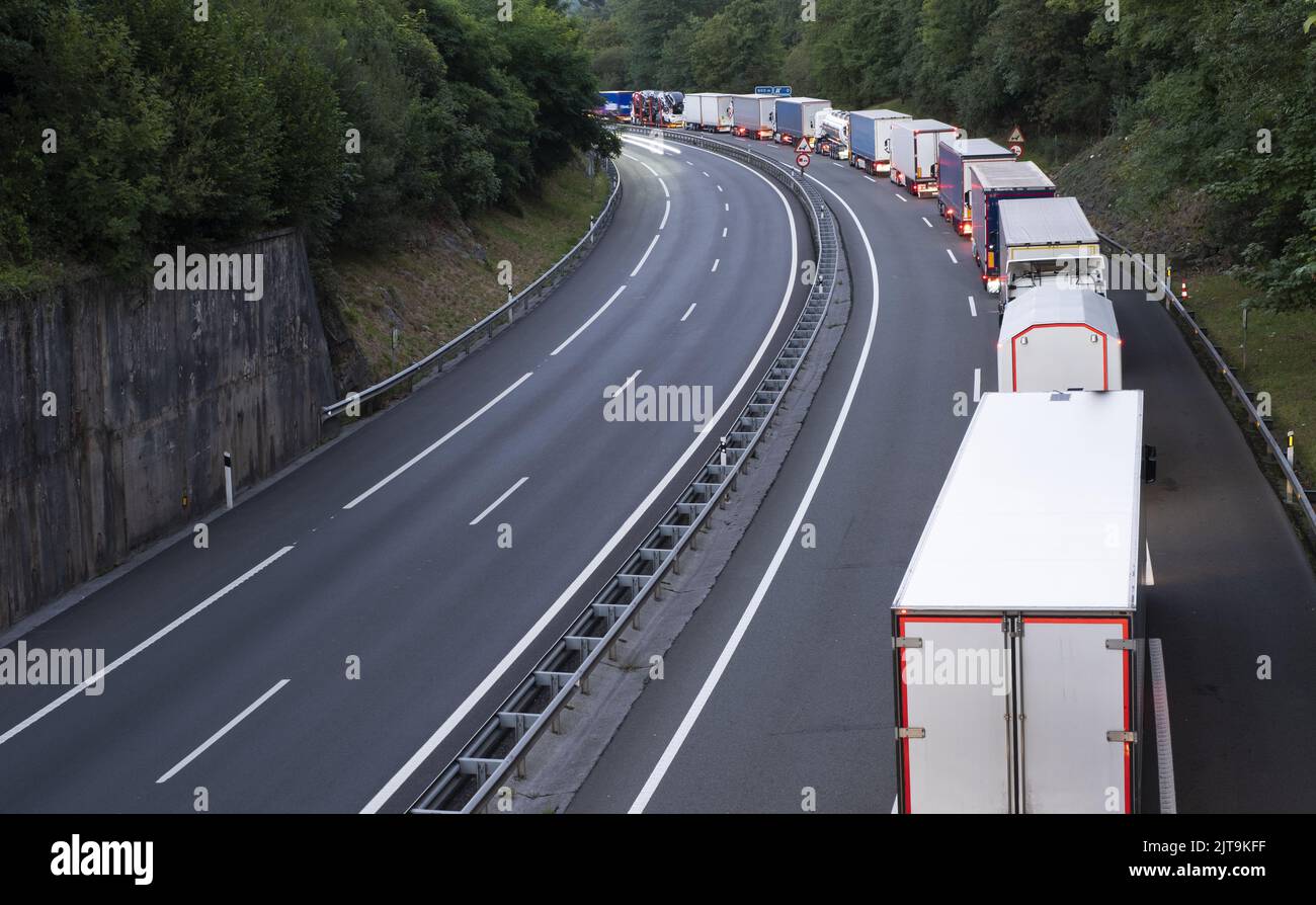 Busy freeway heavy traffic trucks hi-res stock photography and images ...