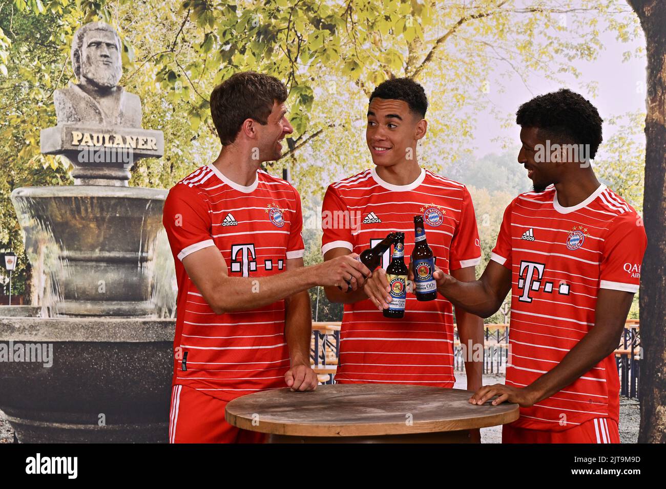 PRODUCTION - 28 August 2022, Bavaria, Munich: Thomas Mueller (l-r ...