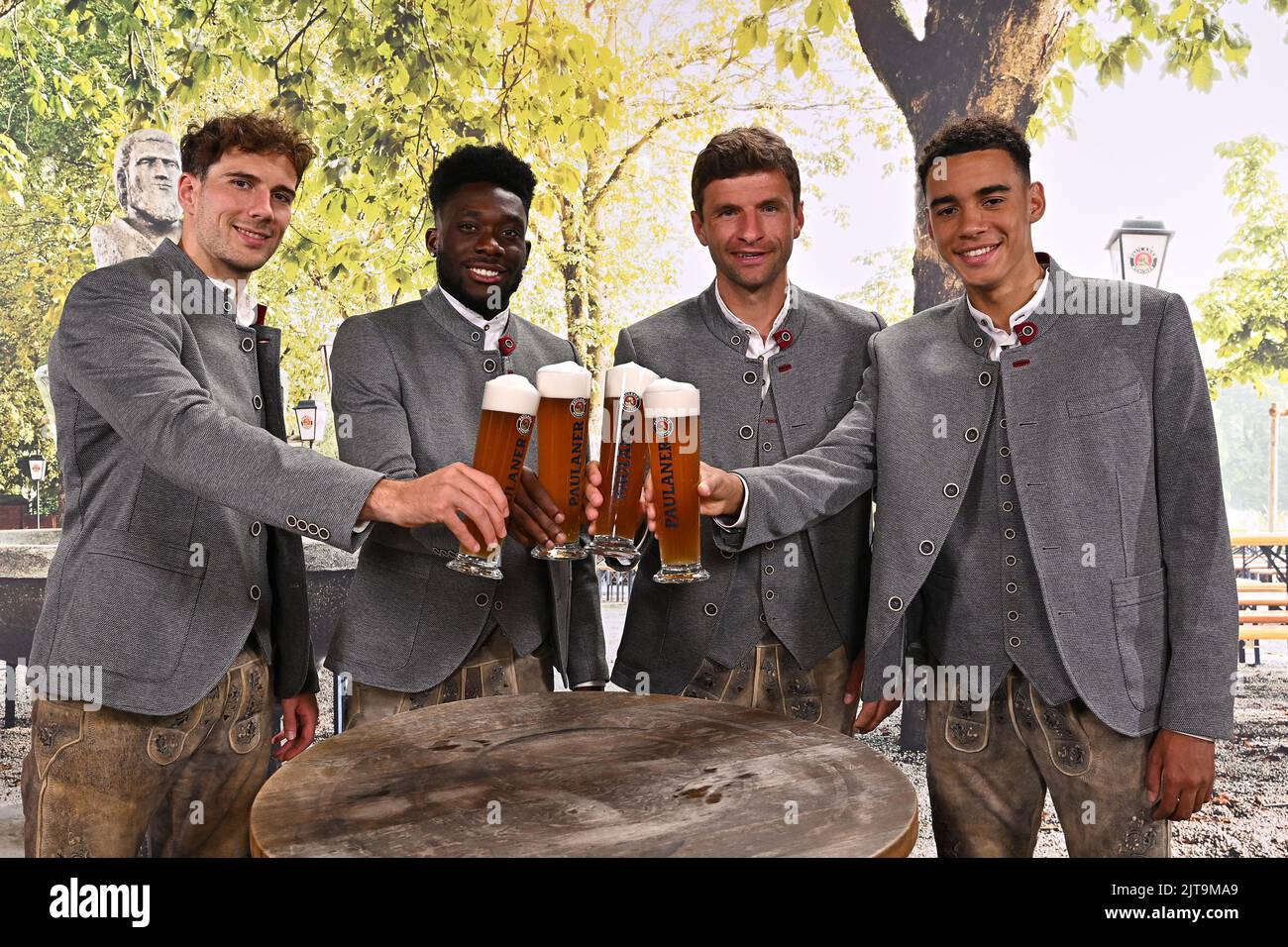 PRODUCTION - 28 August 2022, Bavaria, Munich: Leon Goretzka (l-r ...