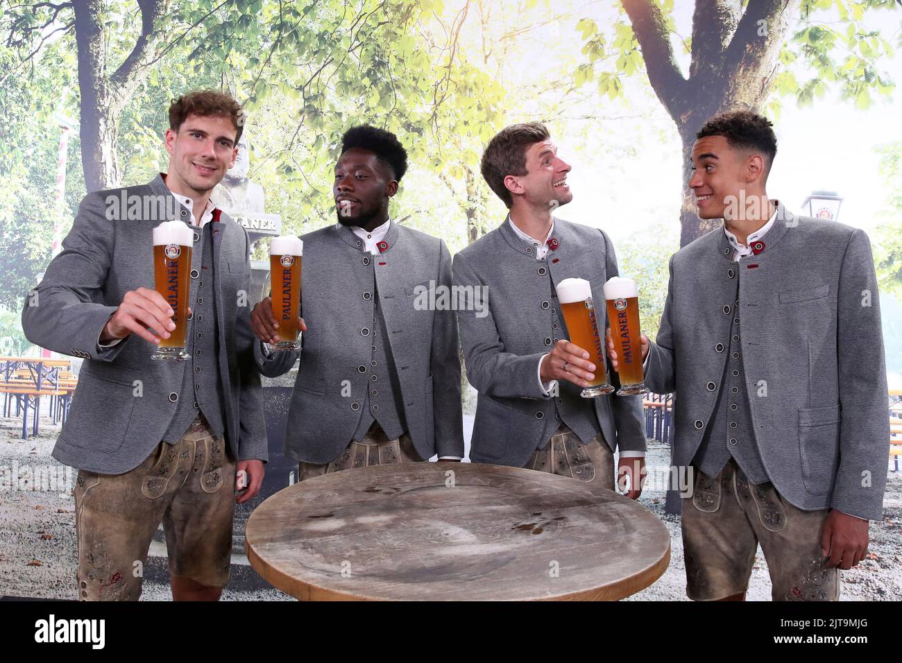 v.l. Leon Goretzka of Bayern Muenchen Alphonso Davies of Bayern ...