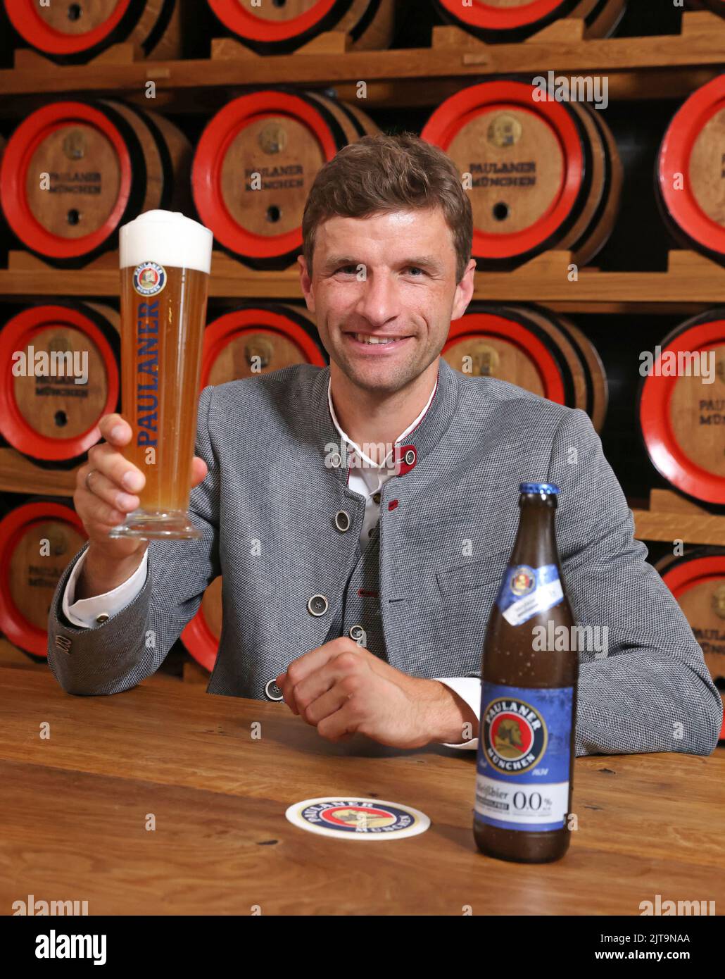 Thomas Mueller of Bayern Muenchen mit Weissbier Traditionell bayrisch ...