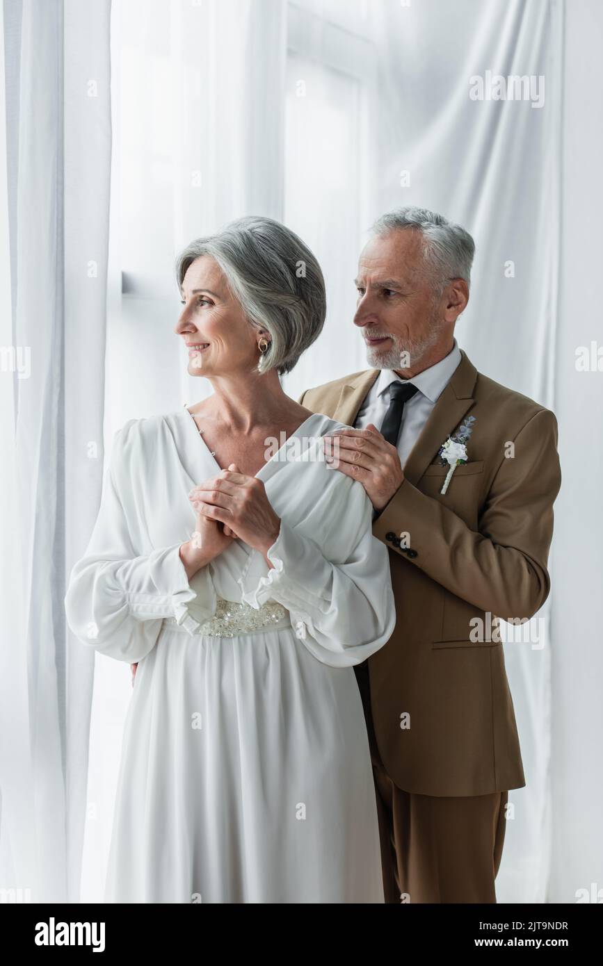 Groom touch shoulder bride hi-res stock photography and images - Alamy