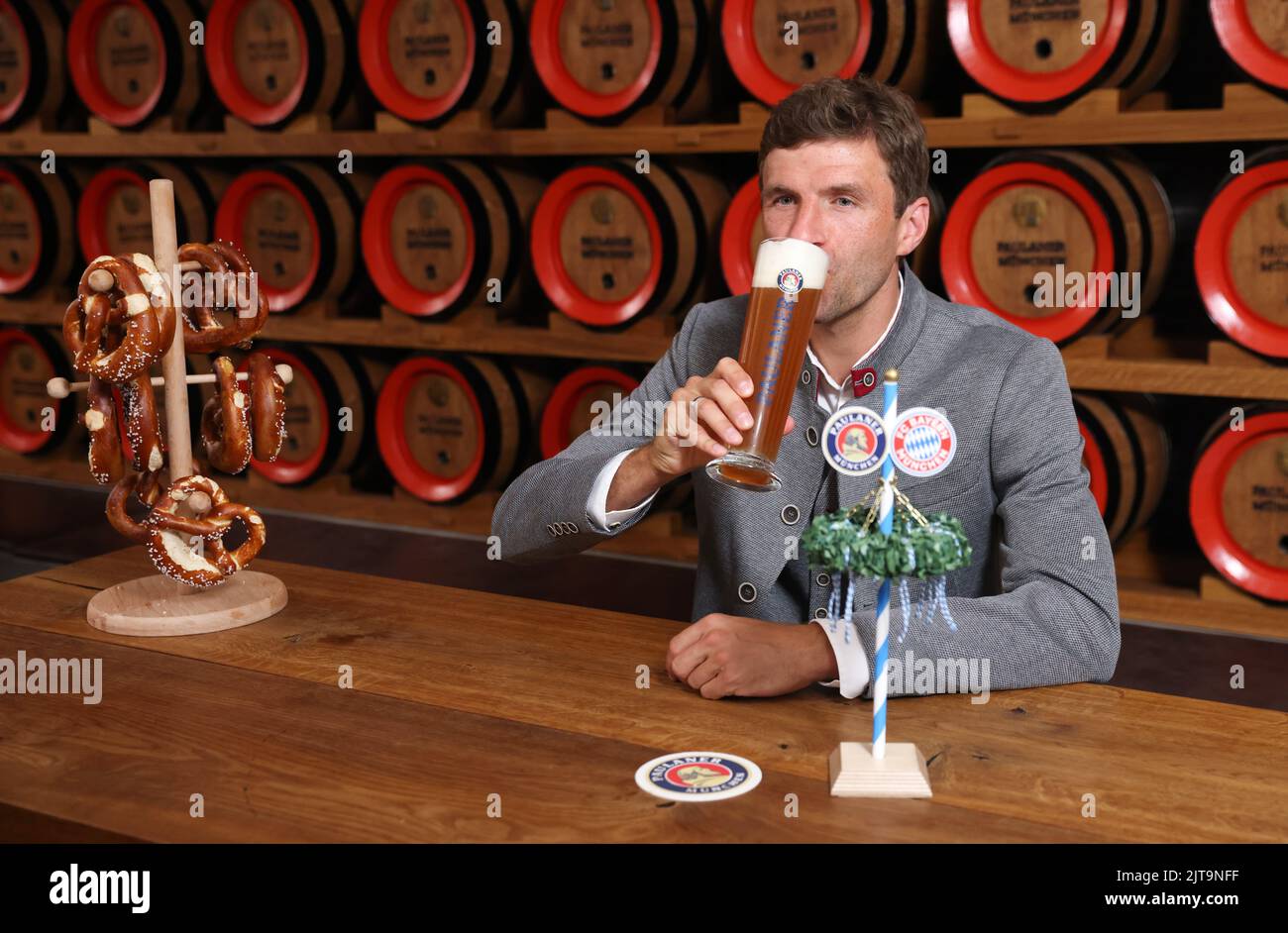 Thomas Mueller of Bayern Muenchen mit Weissbier Traditionell bayrisch ...