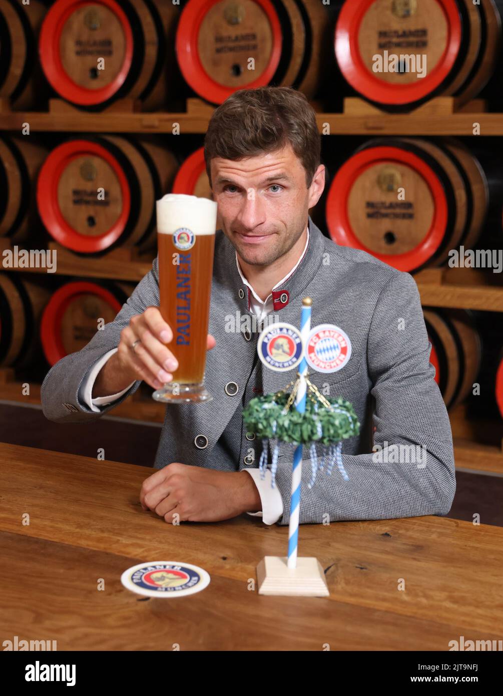 Thomas Mueller of Bayern Muenchen mit Weissbier Traditionell bayrisch ...