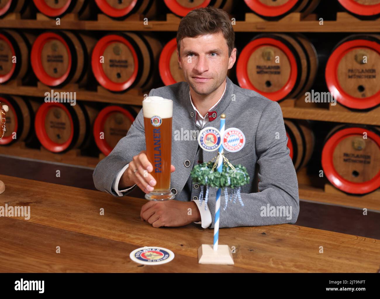 Thomas Mueller of Bayern Muenchen mit Weissbier Traditionell bayrisch ...