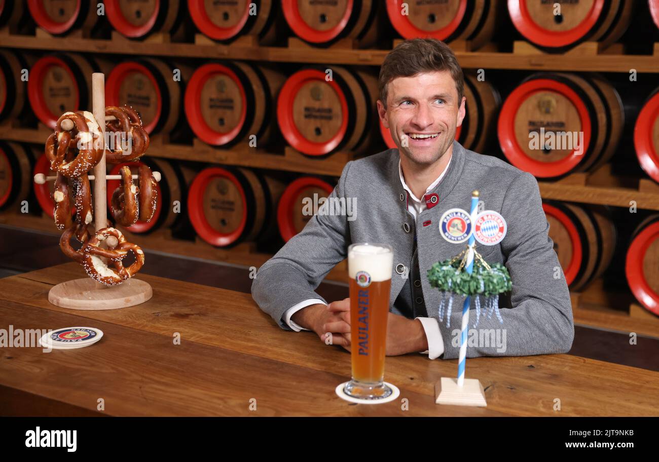 Thomas Mueller of Bayern Muenchen mit Weissbier Traditionell bayrisch ...