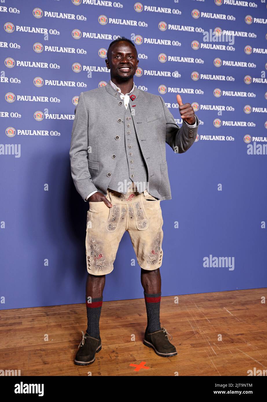 Sadio Mane of Bayern Muenchen mit Lederhosen Traditionell bayrisch in ...