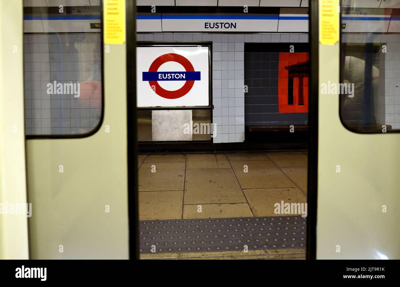 London, England, UK. Platform at Euston underground station through the ...