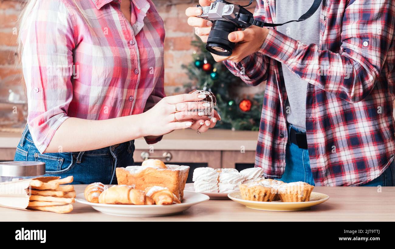 food photography teamwork man woman photo cakes Stock Photo - Alamy