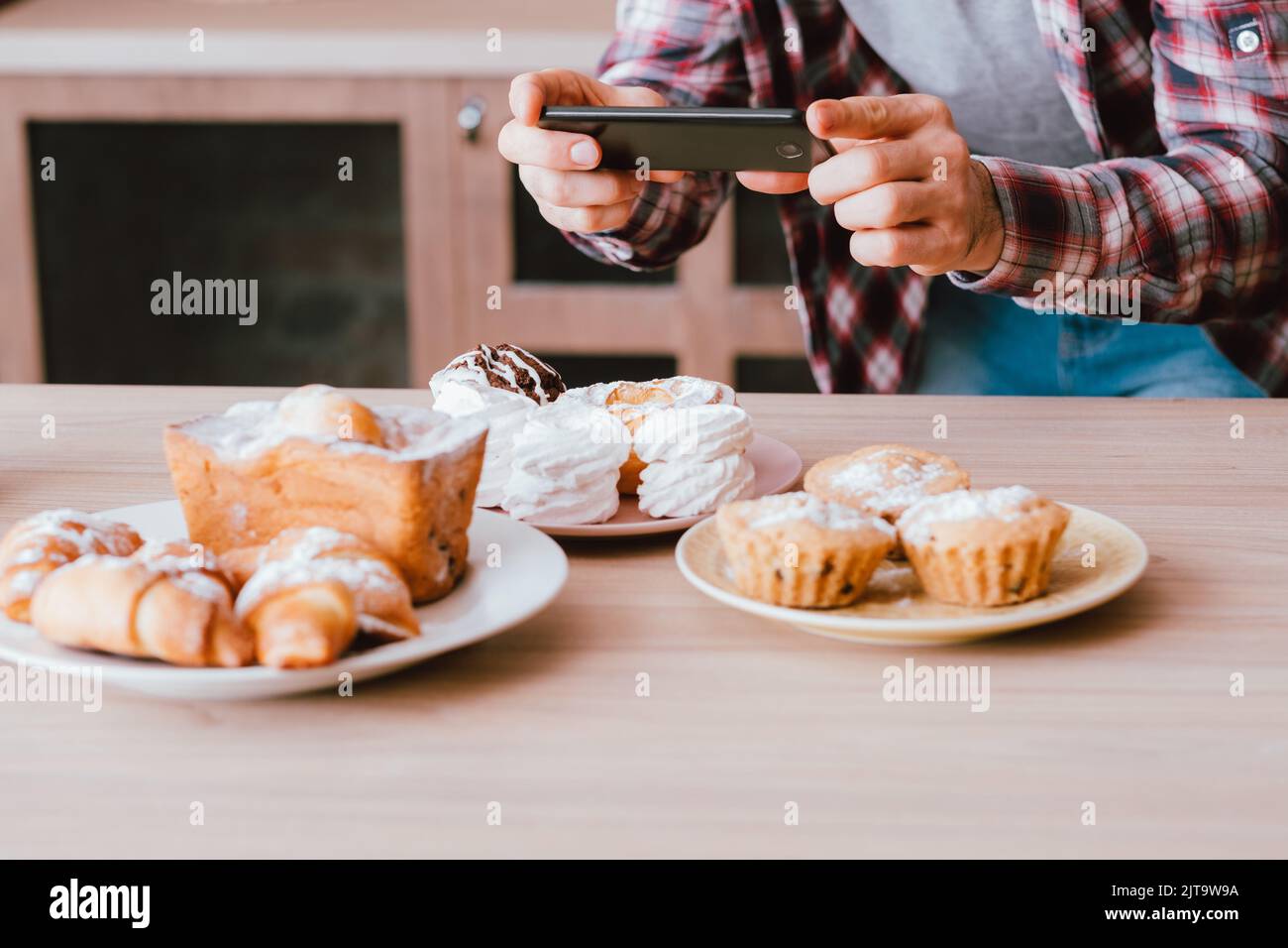 food blogger dessert man smartphone fresh pastries Stock Photo - Alamy