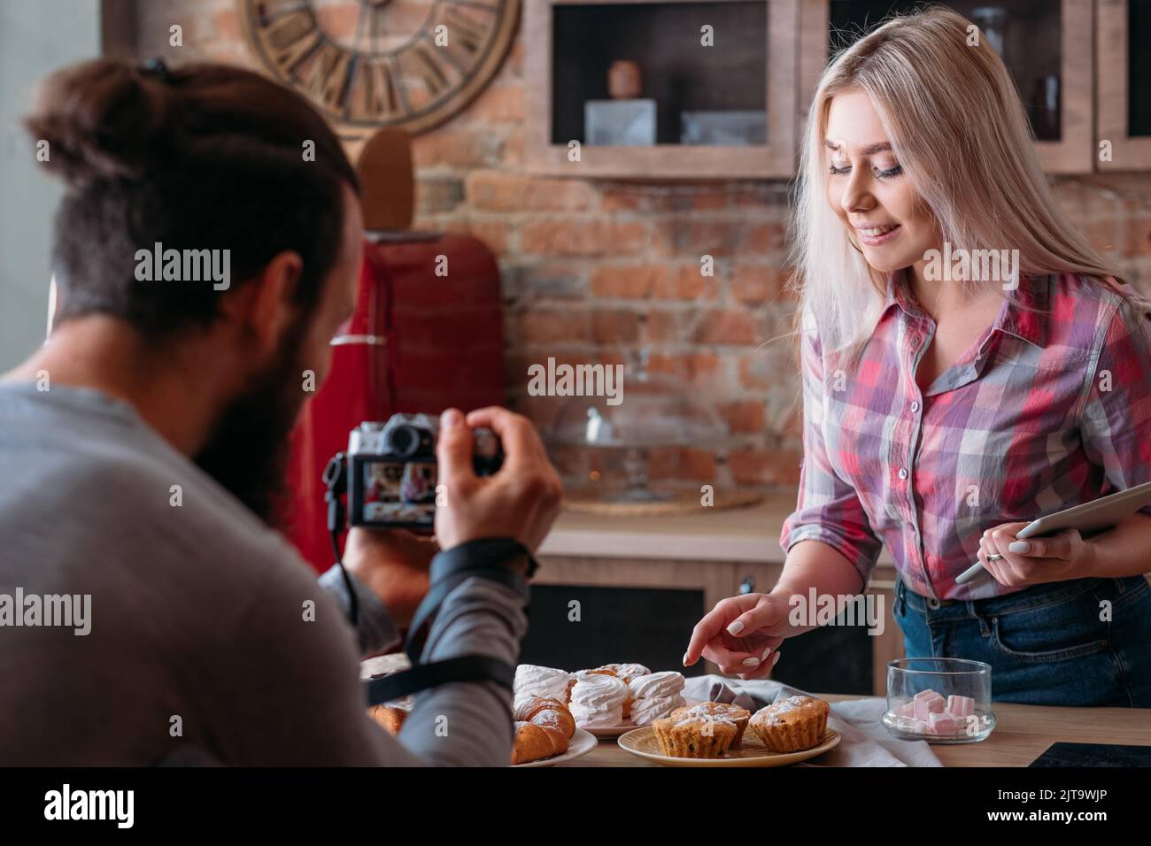 food vlog culinary podcast man camera woman Stock Photo - Alamy