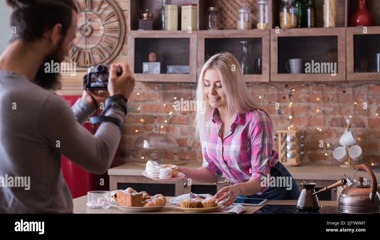 online recipe blogging woman man dessert cooking Stock Photo - Alamy