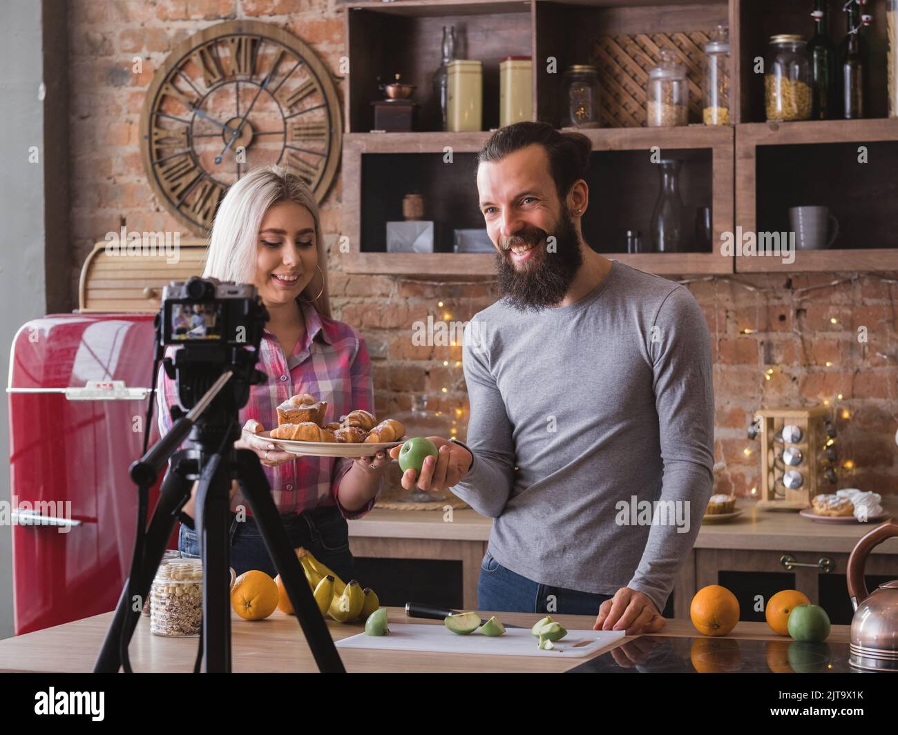 Family kitchen hi-res stock photography and images - Alamy
