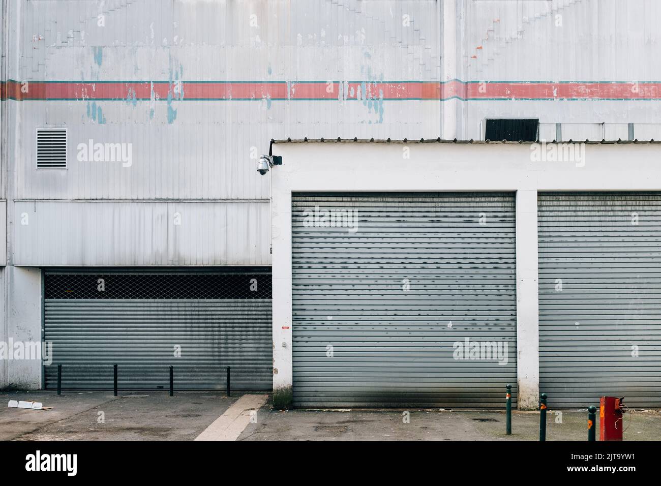 Empty auto repair garage hi-res stock photography and images - Alamy