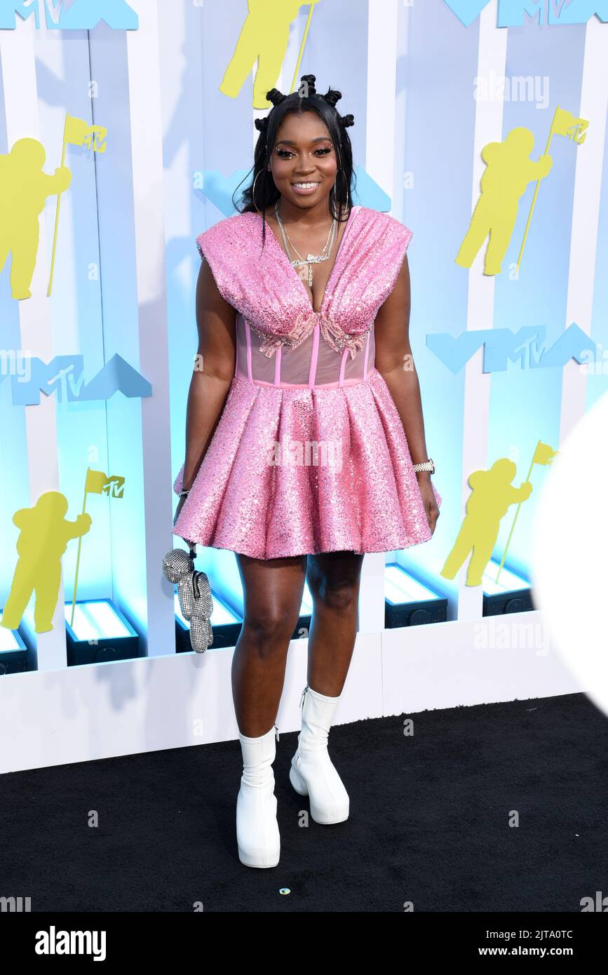 Dj Diamond Kuts walking on the black carpet at the 2022 MTV Video Music ...