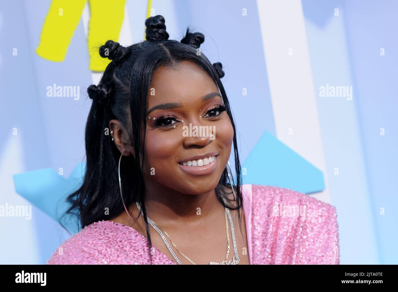 Dj Diamond Kuts walking on the black carpet at the 2022 MTV Video Music ...