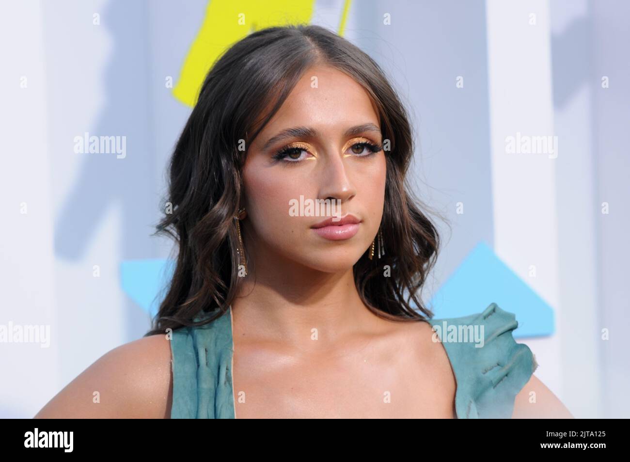 Newark, USA. 28th Aug, 2022. Tate McRae walking on the black carpet at ...