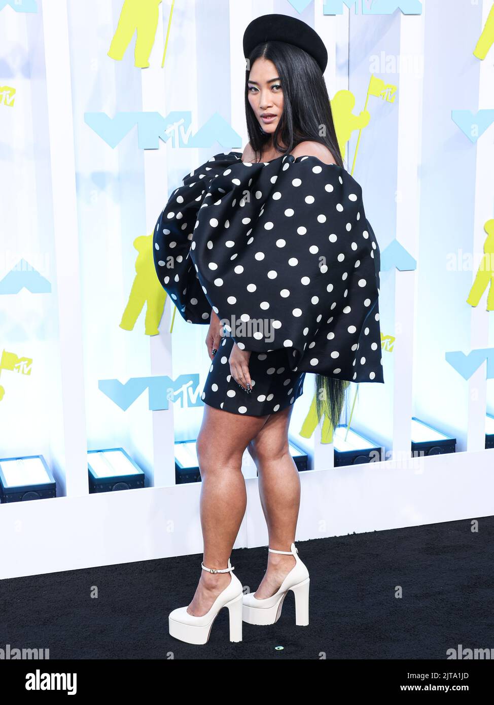 NEWARK, NEW JERSEY, USA - AUGUST 28: Chloe Flower arrives at the 2022 ...