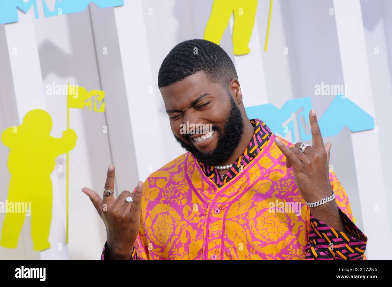 Khalid walking on the black carpet at the 2022 MTV Video Music Awards ...