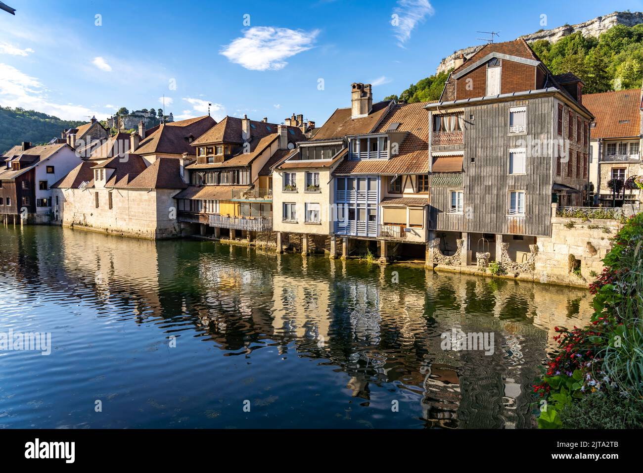 Häuser der Altstadt am Fluss Loue in Ornans, Bourgogne-Franche-Comté ...