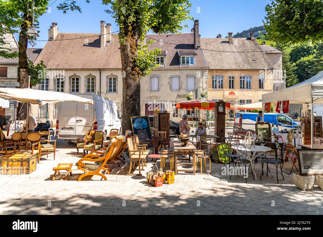 Antiquitäten auf dem Flohmarkt in Ornans, Bourgogne-Franche-Comté ...