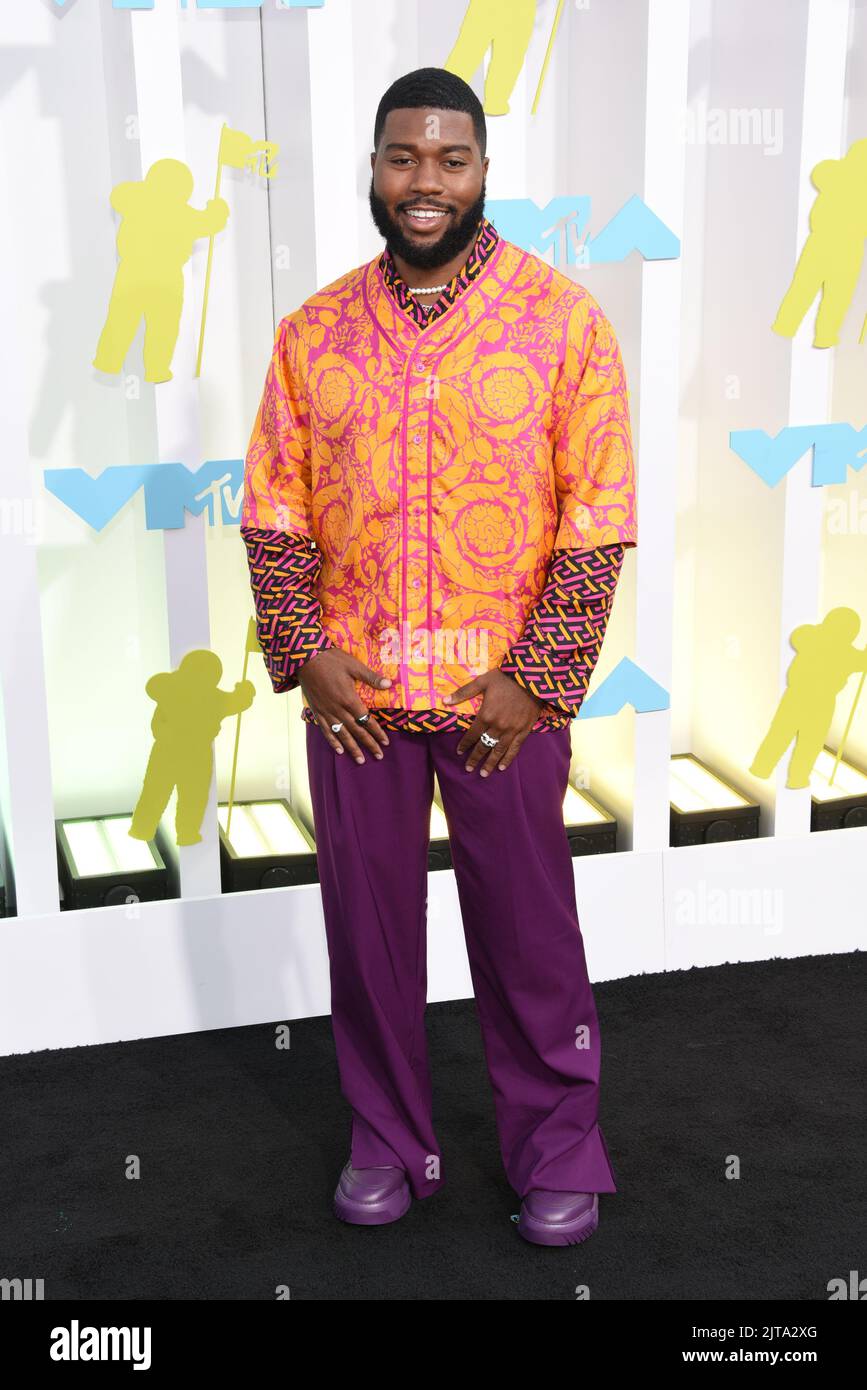 Khalid walking on the black carpet at the 2022 MTV Video Music Awards ...