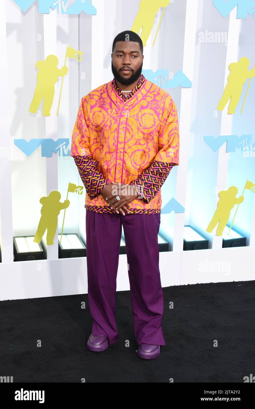 Khalid walking on the black carpet at the 2022 MTV Video Music Awards ...