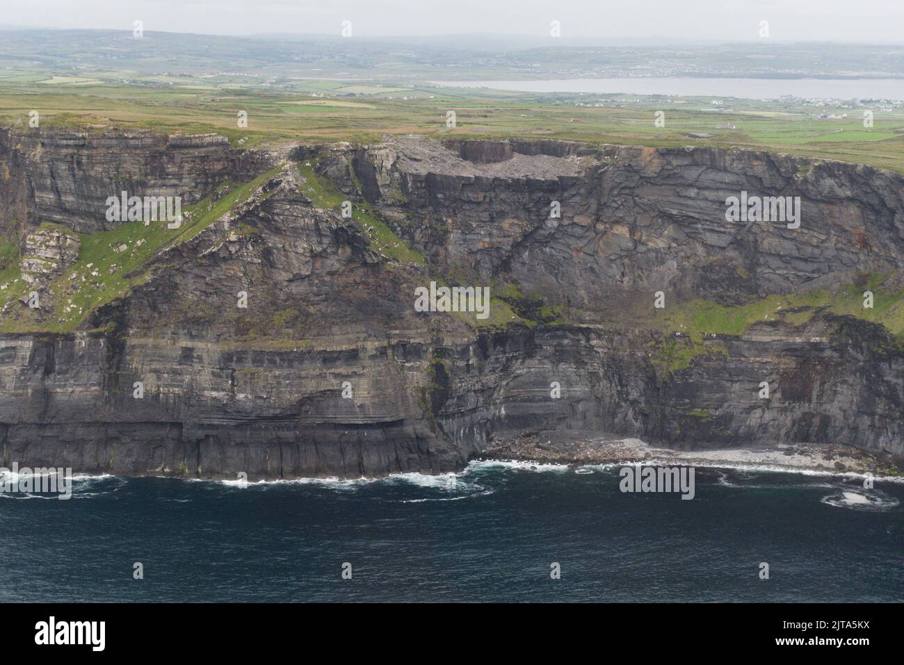 Cliffs of moher birds hi-res stock photography and images - Alamy