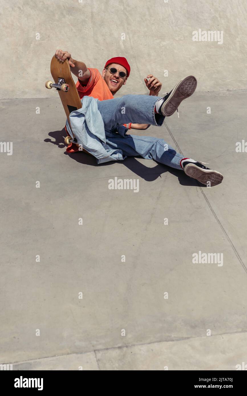 Falling from skateboard hi-res stock photography and images - Alamy