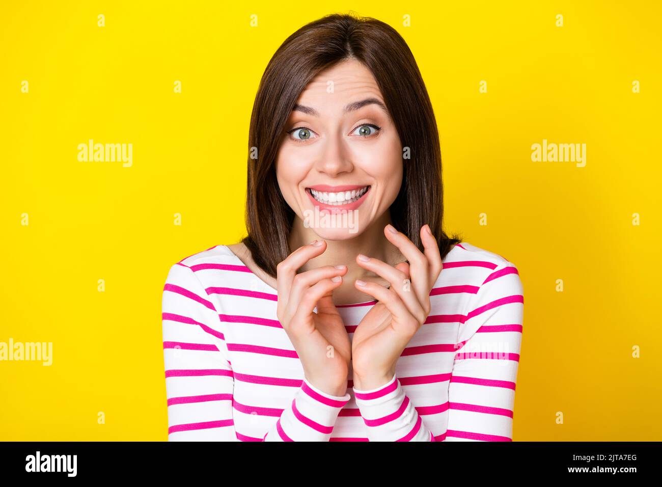 Photo portrait of adorable young girl toothy smiling cant wait tricky ...
