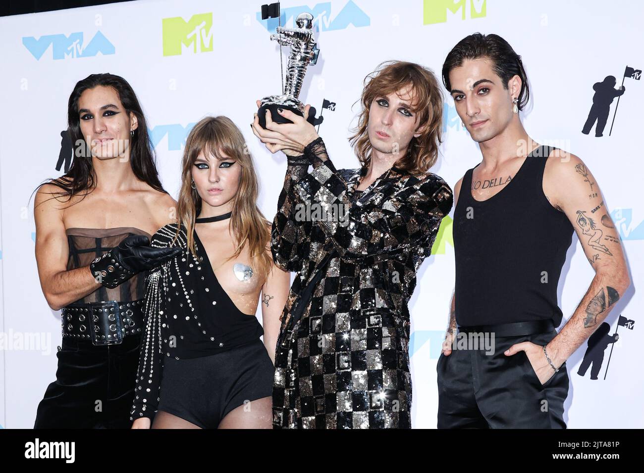 Newark, USA. 28th Aug, 2022. NEWARK, NEW JERSEY, USA - AUGUST 28: Ethan Torchio, Victoria De ...