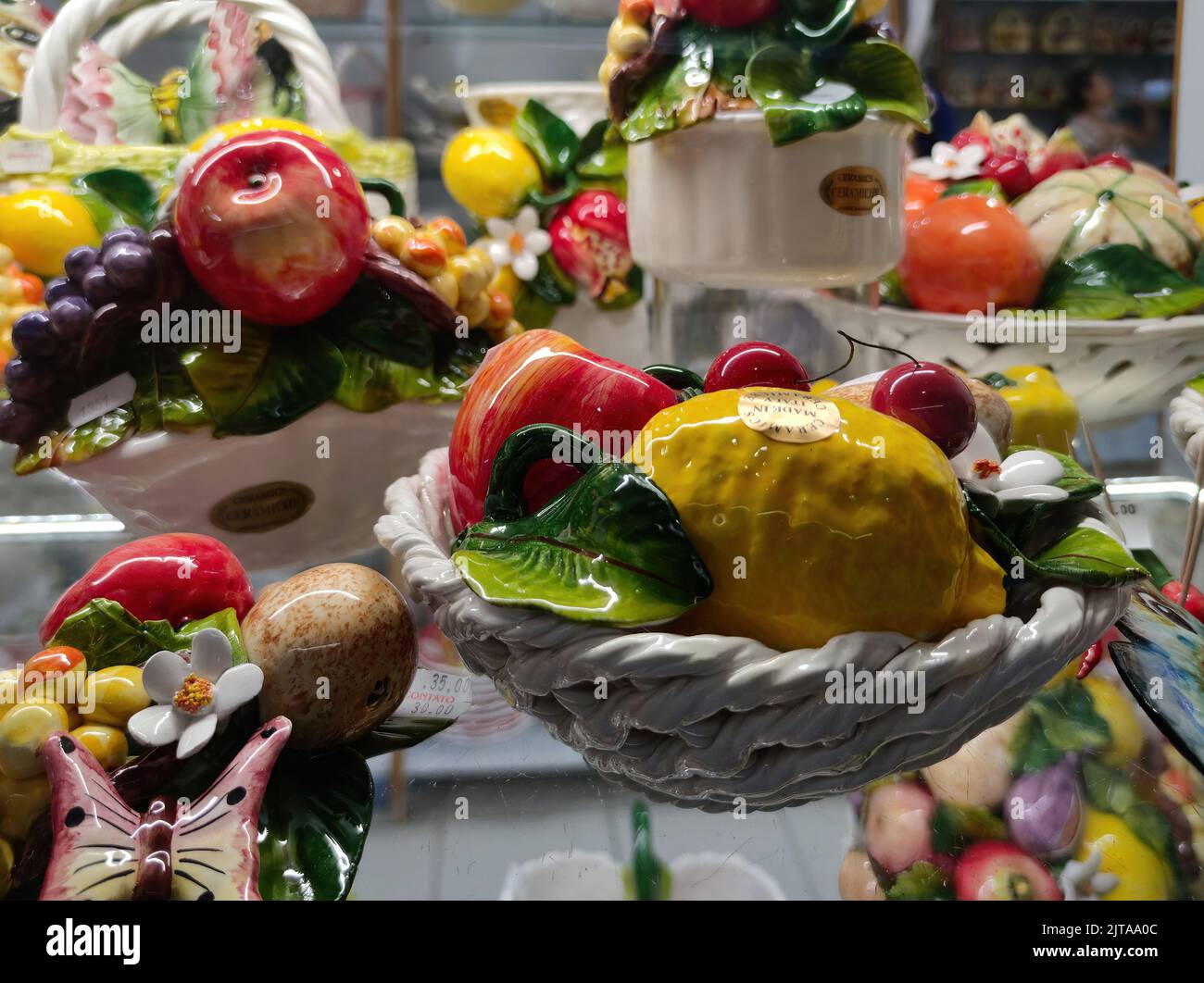 the beautiful art of ceramics of the artisans of the island of Ischia ...