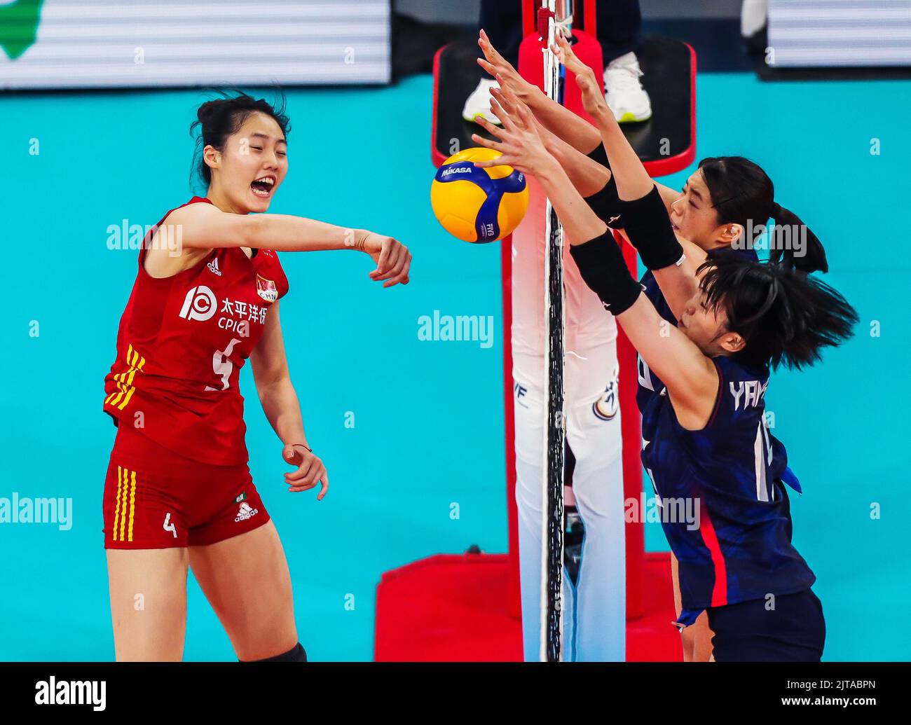 Pasig City, Philippines. 29th Aug, 2022. Wang Yifan (L) of China spikes ...