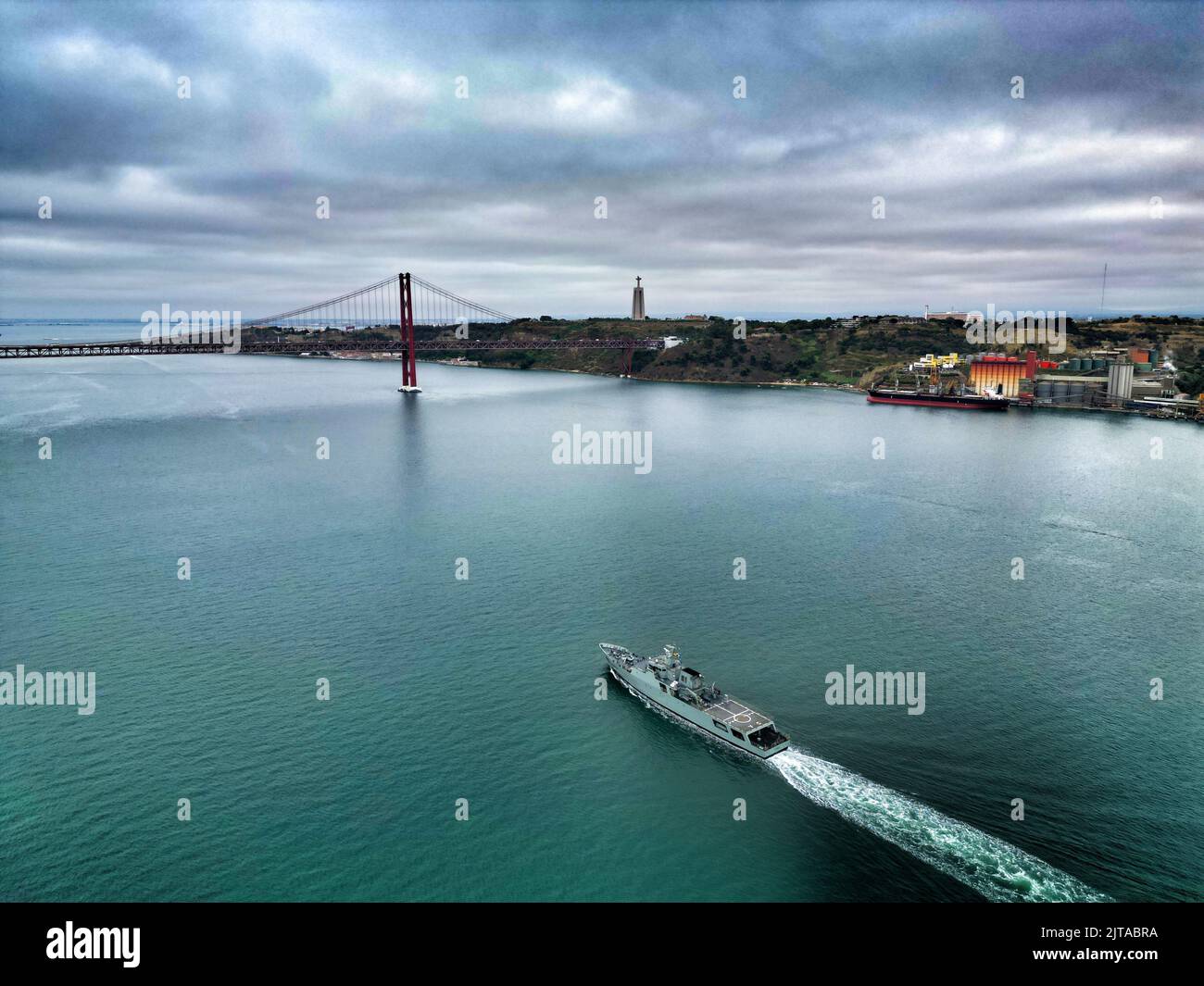 An aerial view of a boat near the Golden Gate Bridge Stock Photo - Alamy