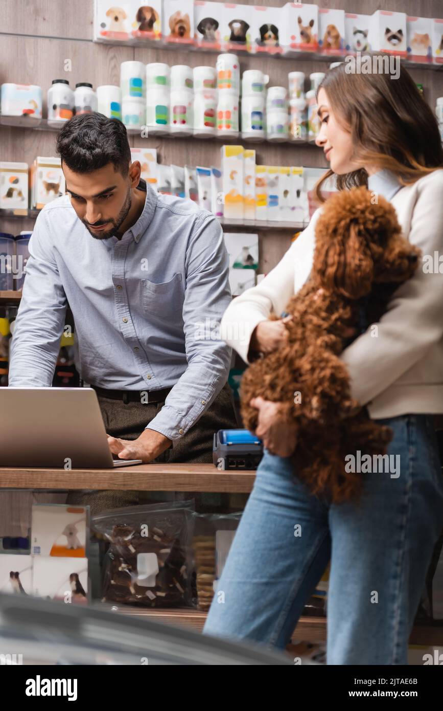 Customer computer store salesman hi-res stock photography and images ...