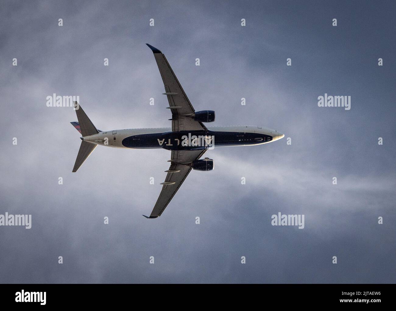 Delta airlines in flight hi-res stock photography and images - Alamy