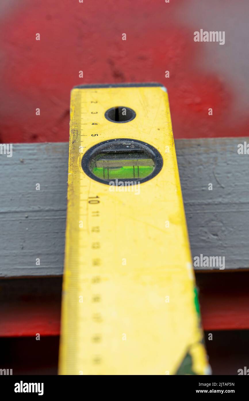 yellow bubble Building level with length markings on a grey background ...