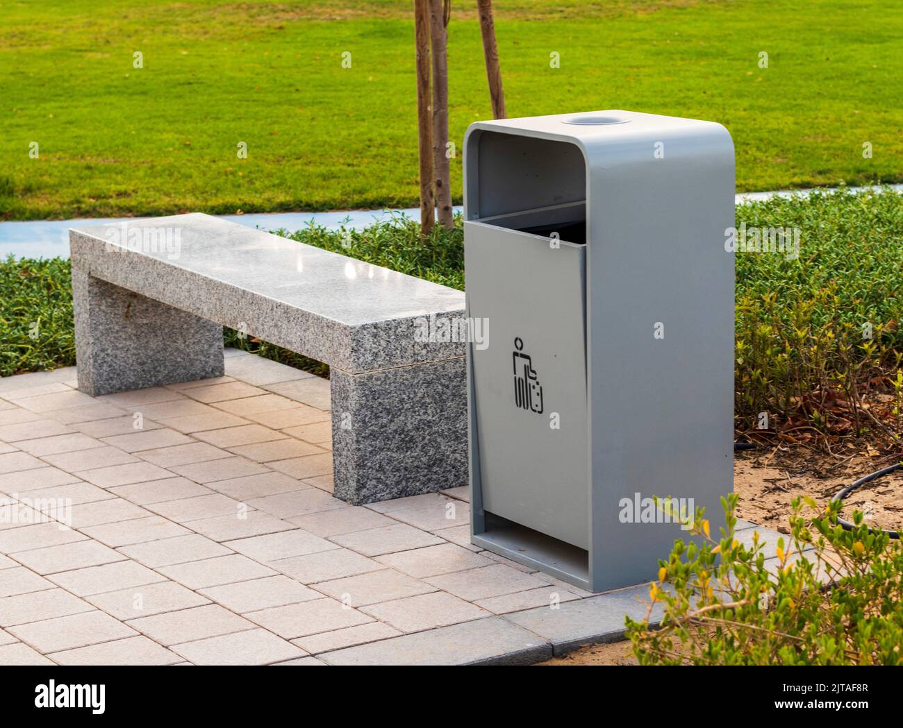 Park green seat trash garbage hi-res stock photography and images - Alamy