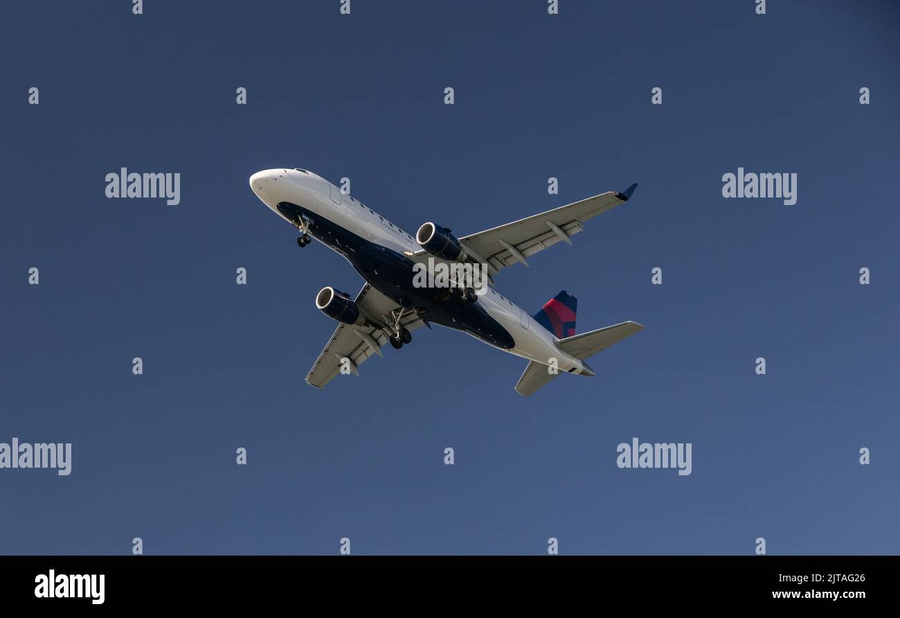 A delta airlines plane hi-res stock photography and images - Alamy